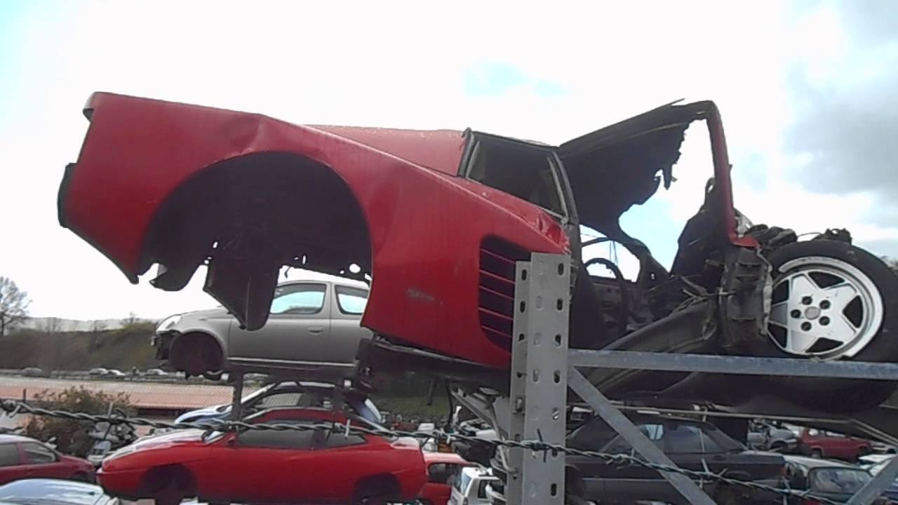 ferrari testarossa incidentata (autodemolizione) - YouTube