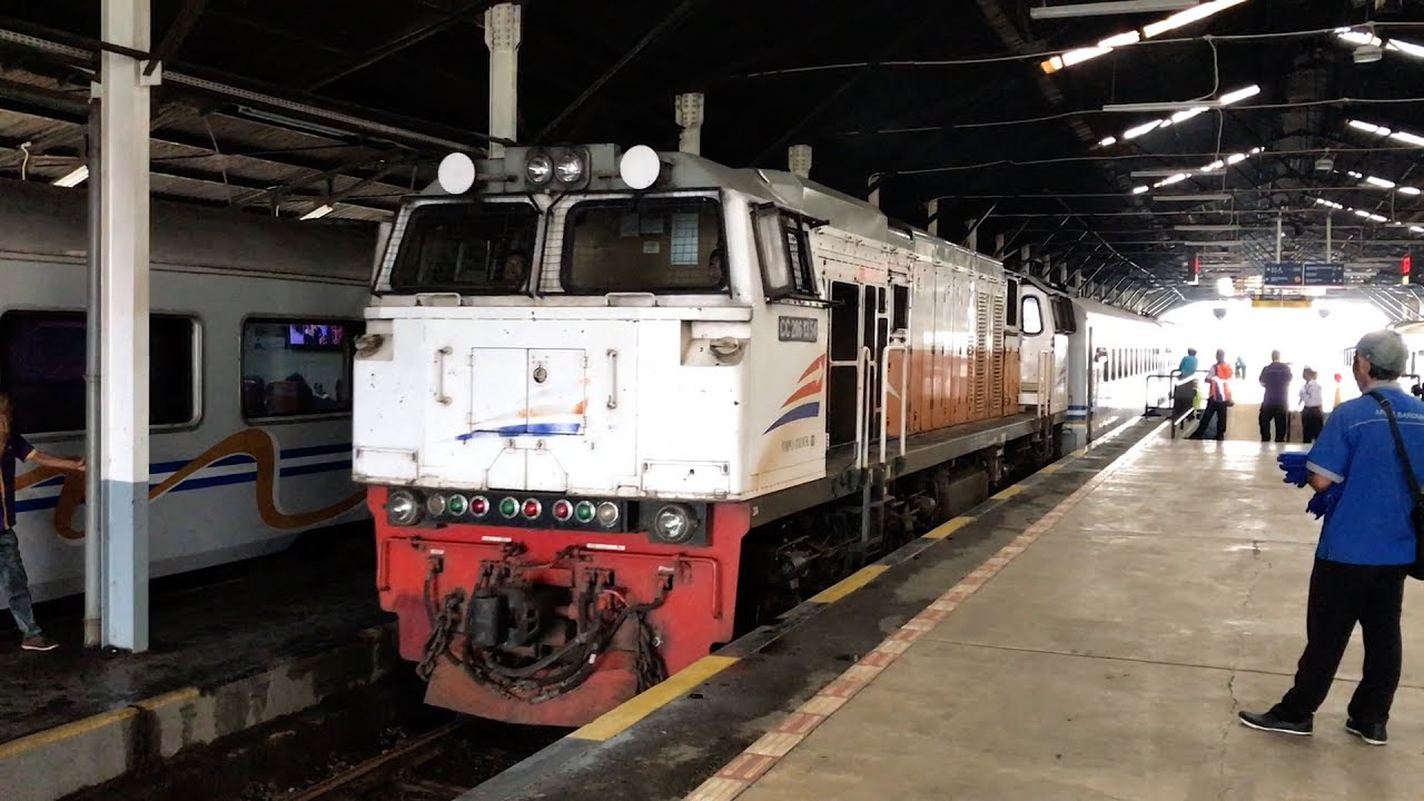 Kereta Api Indonesia - KA 91 Malabar arriving at Bandung - YouTube