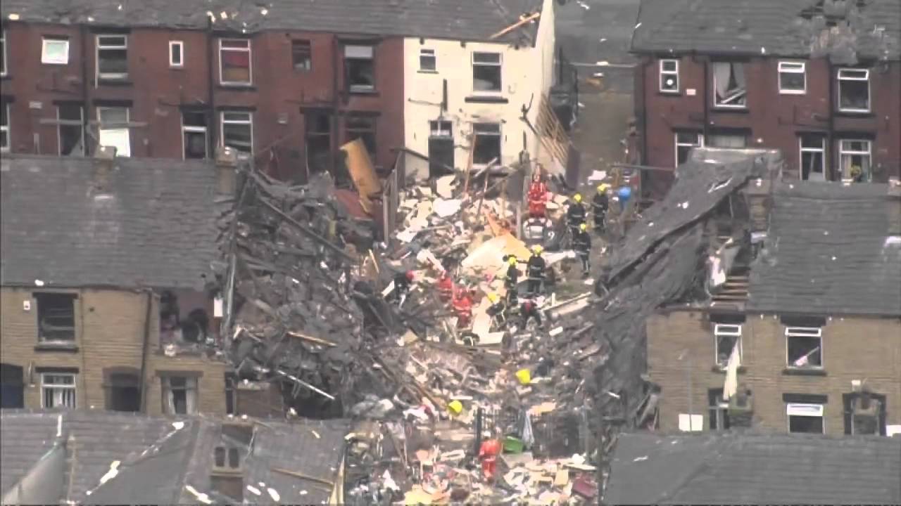 Explosion tears through houses in Shaw, Oldham - YouTube
