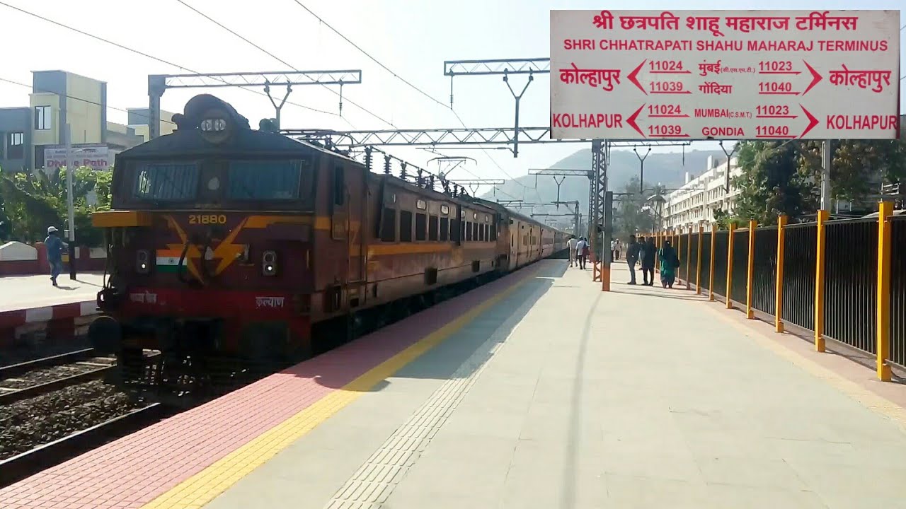 11024 Kolhapur SCSMT 🔁 Mumbai CSMT Sahyadri Exp Arriving At Neral ...