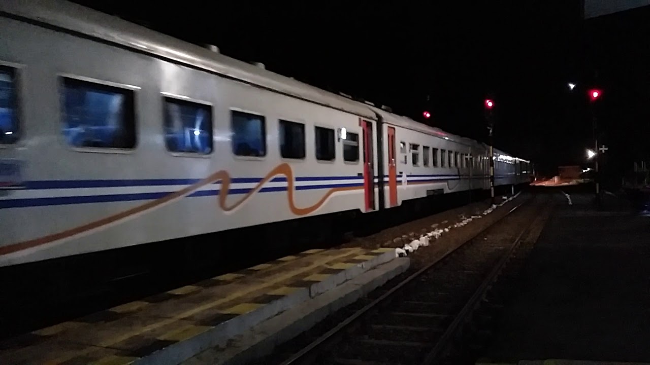 keberangkatan kereta api senja utama - YouTube