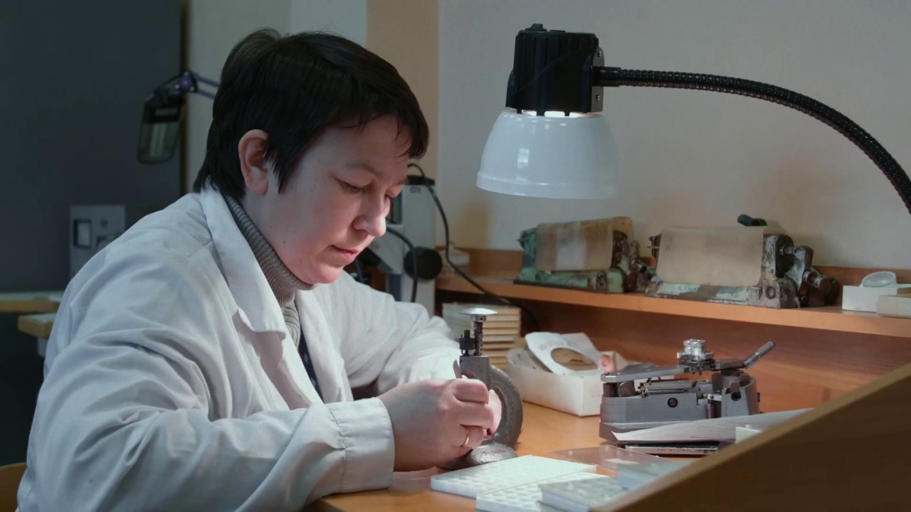 The work of a watchmaker through generations / Труд часовщика через ...