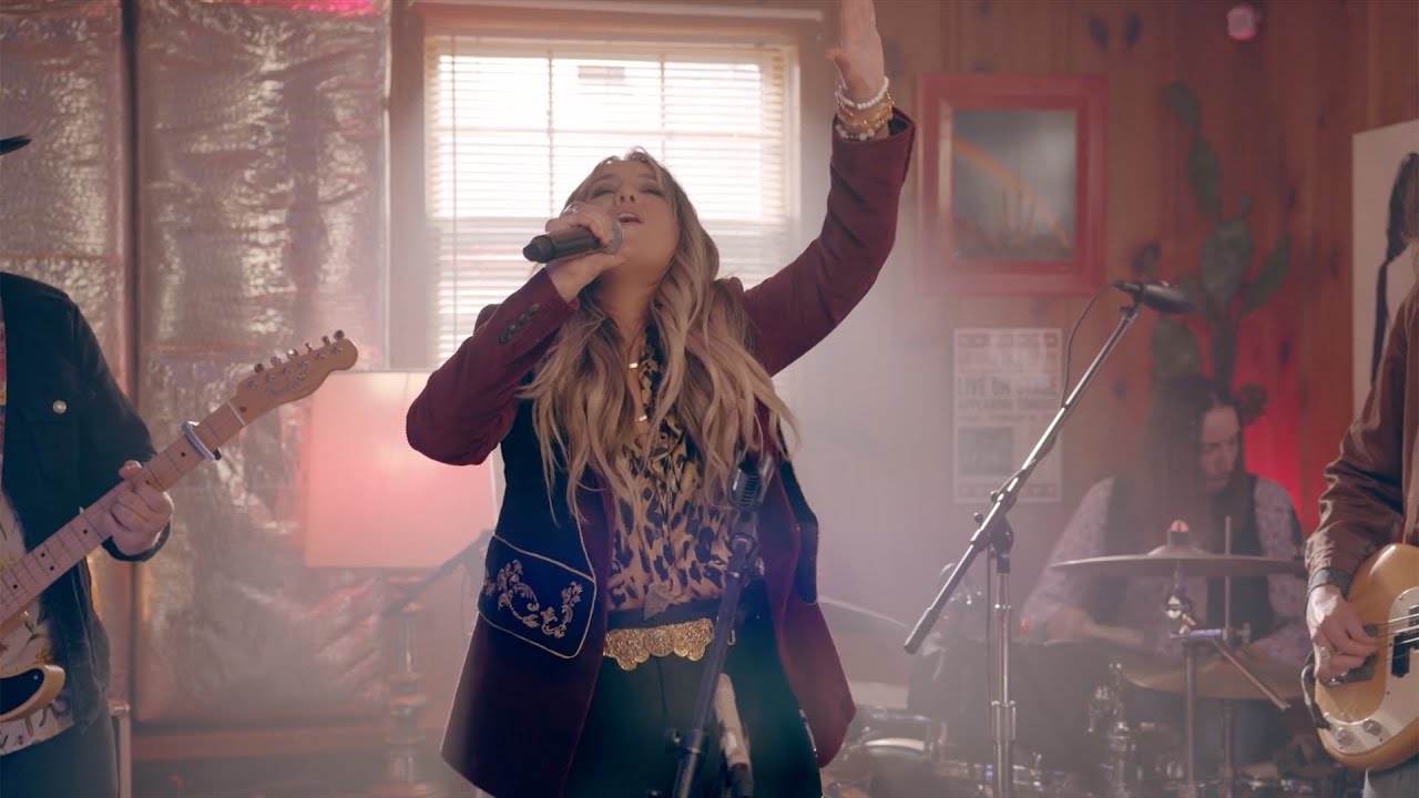 Lainey Wilson - Sunday Best (Live Full Band Performance) - YouTube