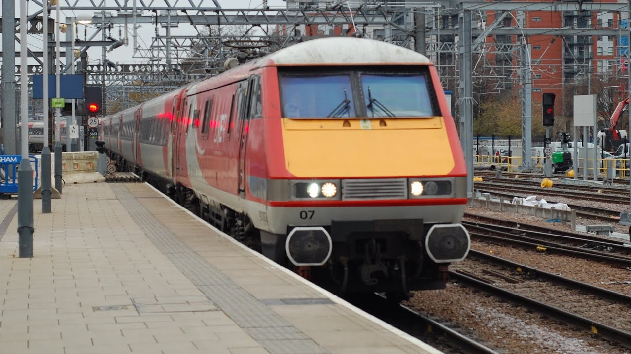 Leaving Wakefield Westgate: LNER Class 82205 “Flying Scotswoman ...