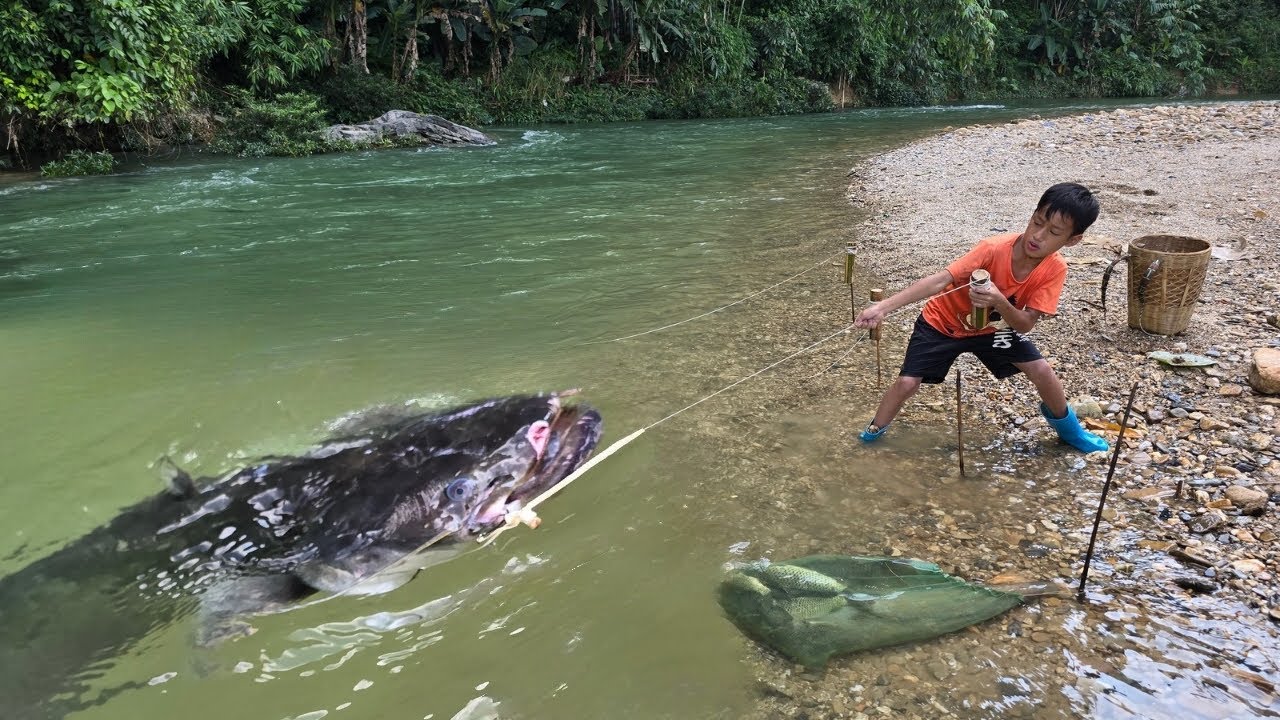 Long video of the best ways to catch fish by Highland Boy Khai ...