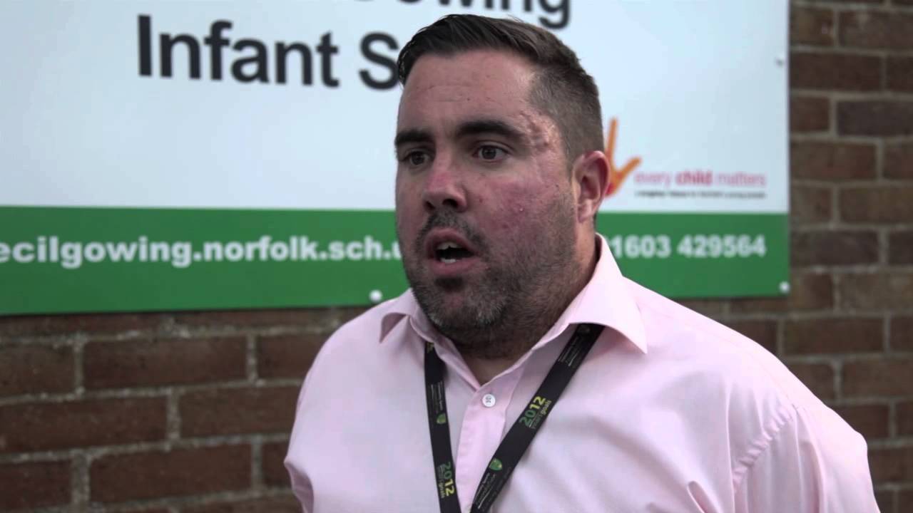 Elliott Bennett Shows Off His Dance Moves - YouTube