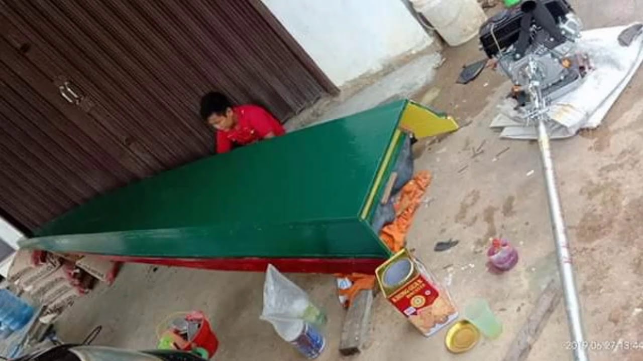 Proses dalam membuat perahu "biduk alus paser" - YouTube