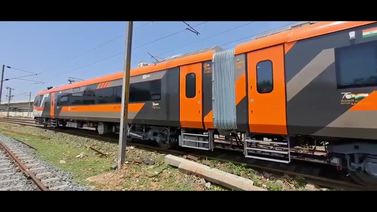 Vande Bharat express in saffron color. भगवा रंग में रंगी वंदे भारत ...