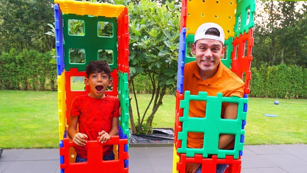 Jason e Alex giocano insieme. Giochi divertenti e svolazzanti per ...