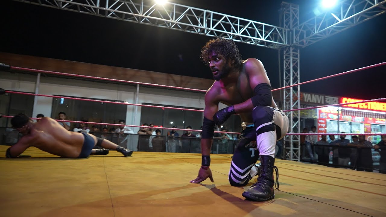 CWE | TIGER V\S AKASH - YouTube