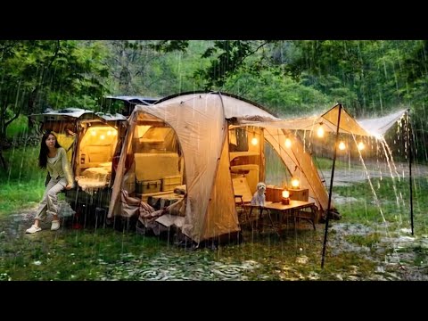 🌧️ Regencamping im Wald bei starkem Regen, wodurch sich ein Kleinwagen um 200 % vergrößert.