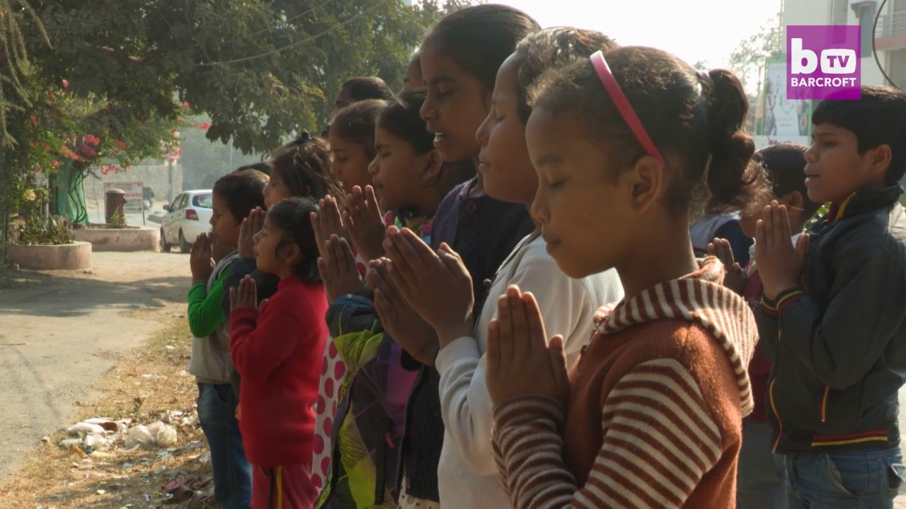 Roadside School Gives Delhi’ Street Children A Second Chance - YouTube