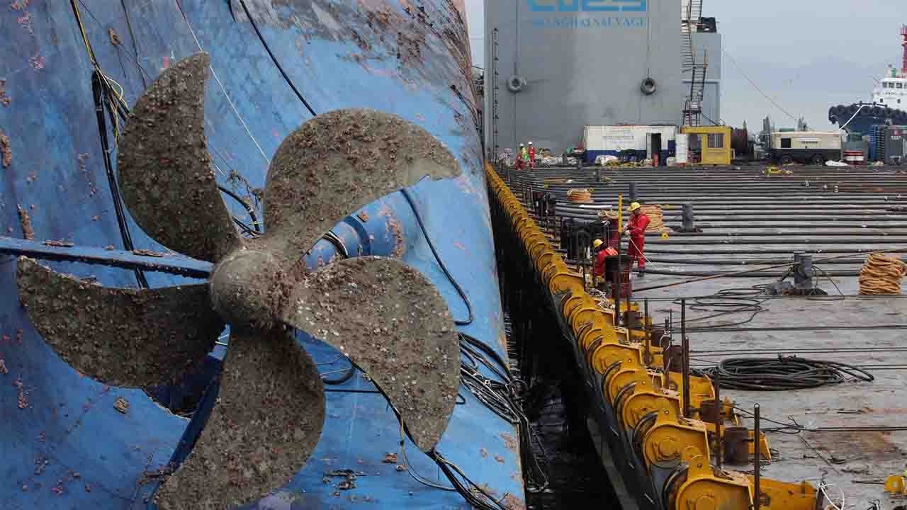 Sewol Ferry successfully loaded onto ship - YouTube