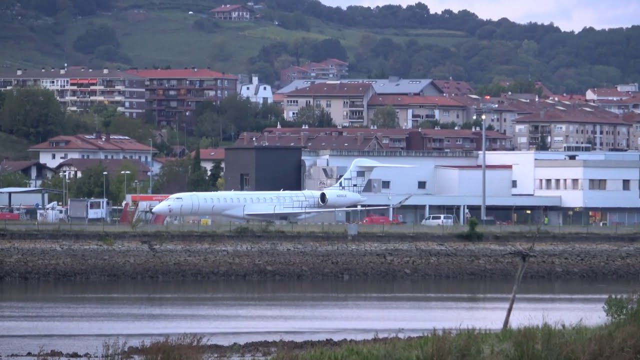 Bombardier BD-700-2A12 Global 7500 (N203JE) estacionado en San ...