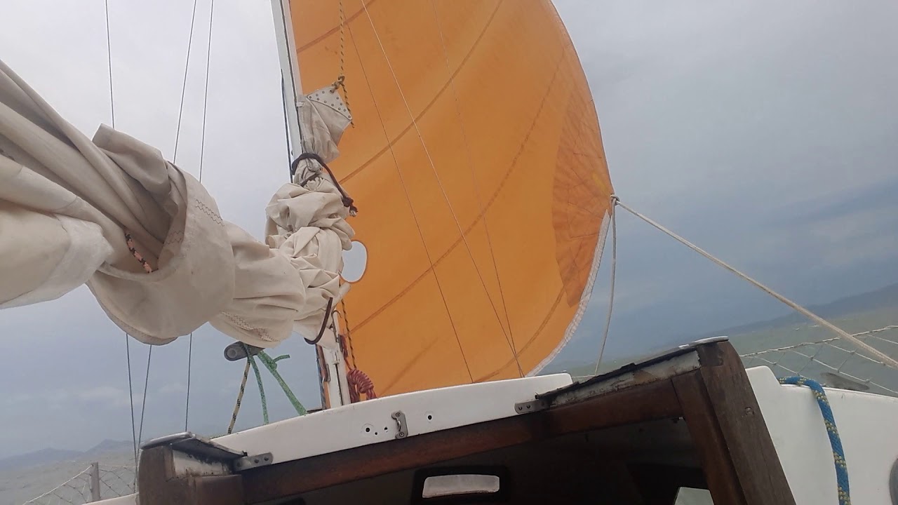Navegando na Baía Norte de Florianópolis com vento de alheta e ondas ...