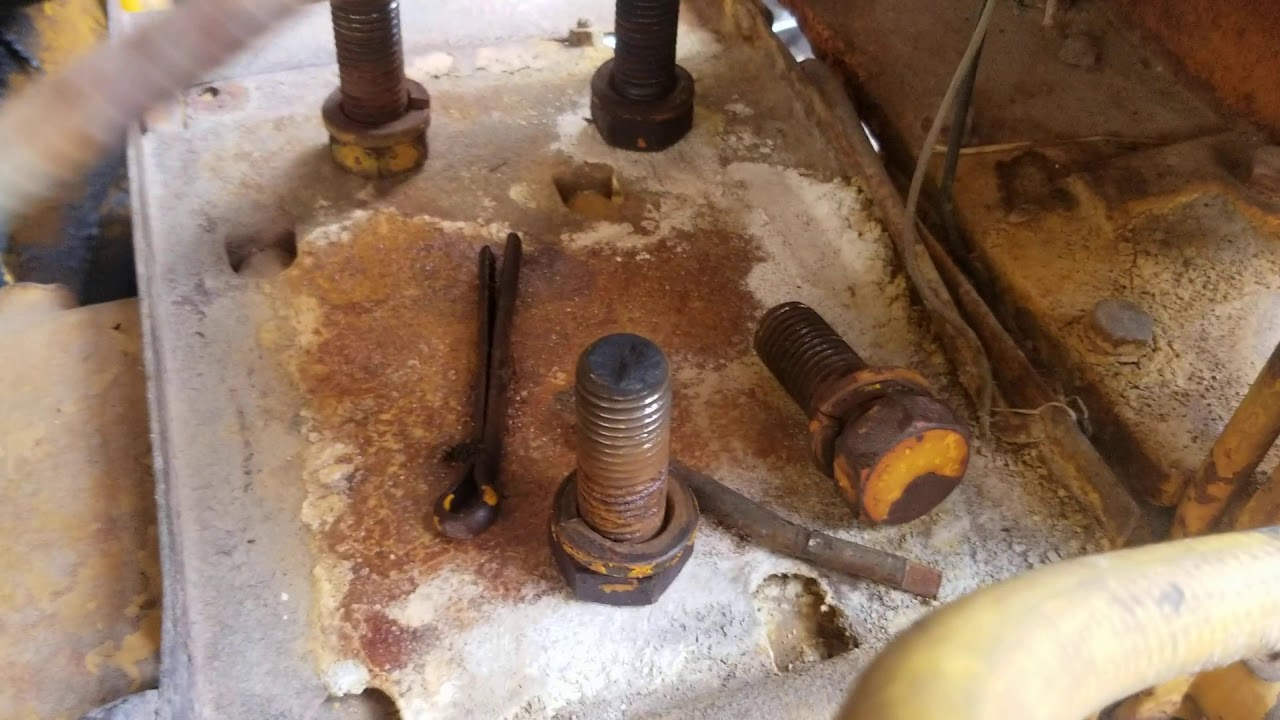 John Deer 440 Tractor 71 Backhoe splitting part 4 (final bolt removal ...