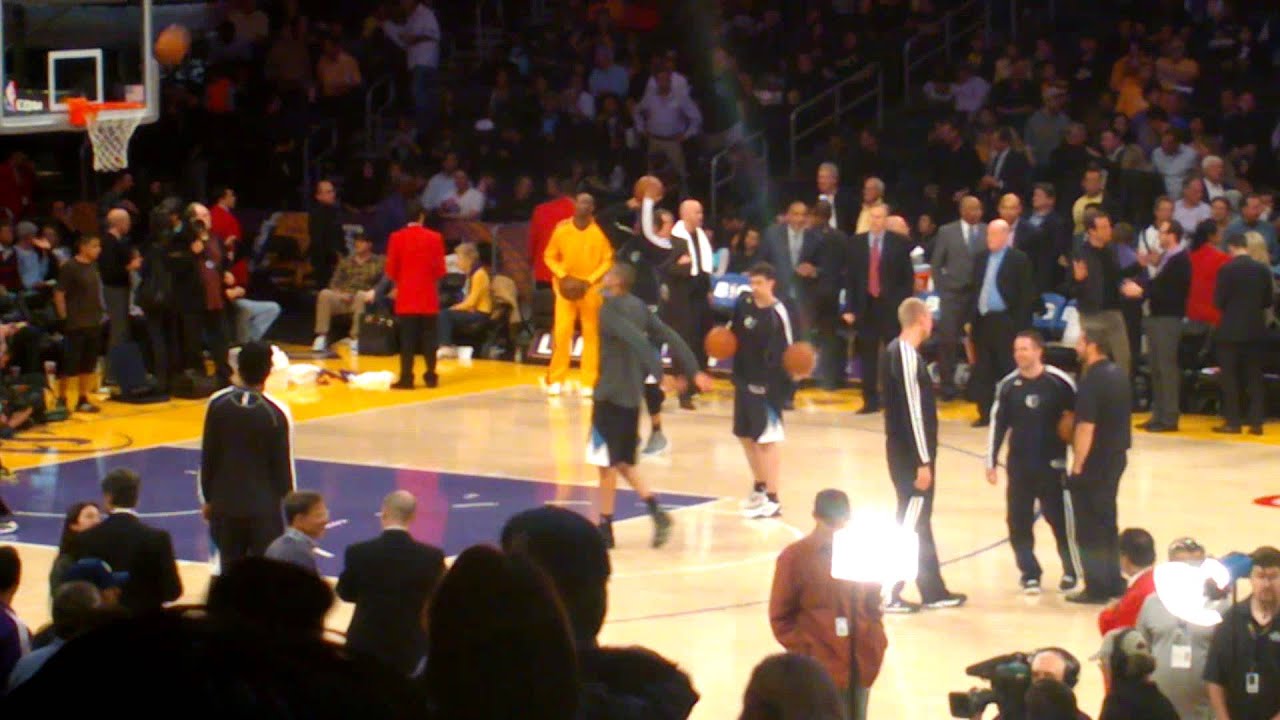 Kobe Bryant Meditating Vs. Timberwolves 2.28.13 (Halftime) - YouTube