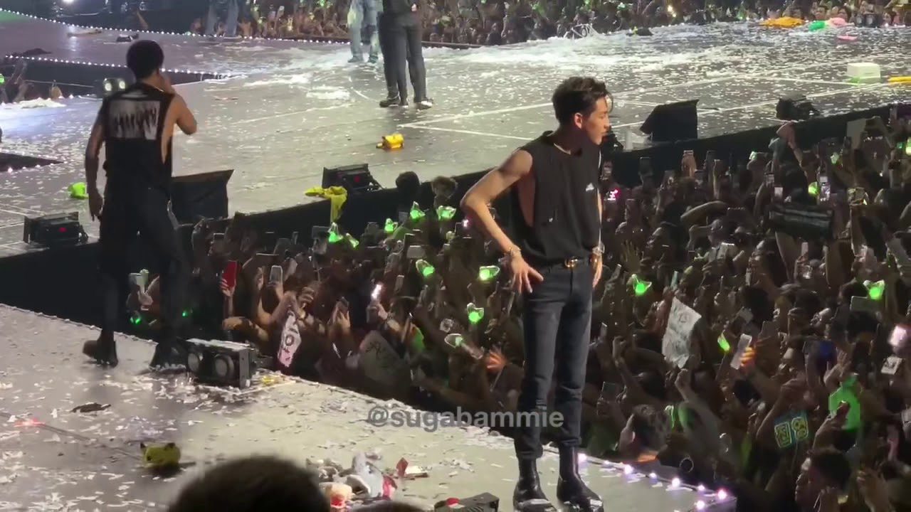 Youngjae being a sweetheart + Shirtless Jackson - GOT7 Keep Spinning in Manila - Oct.26.2019 ...