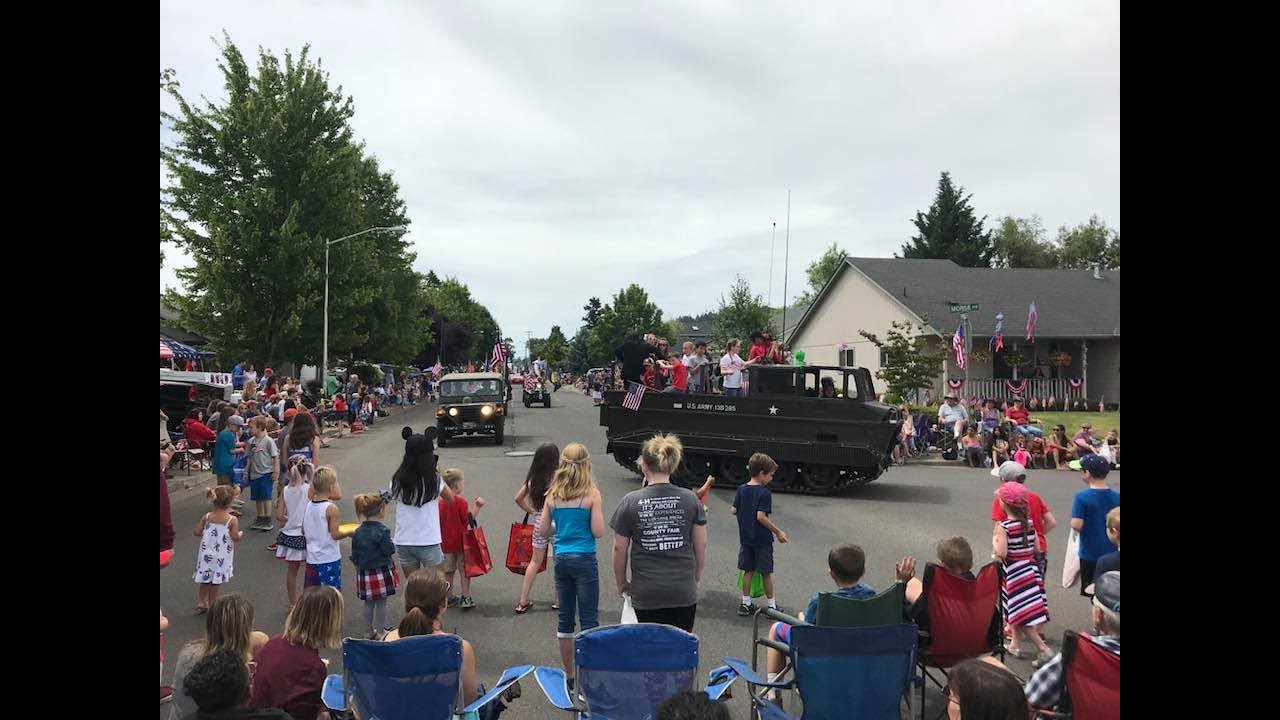 Creswell, Oregon parade 2017 M548, M113 APC, M114 APC, M116 Husky - YouTube