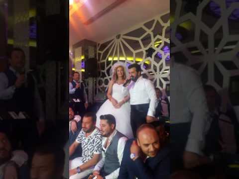Damadın gelin için söylediği süper bir şarkı