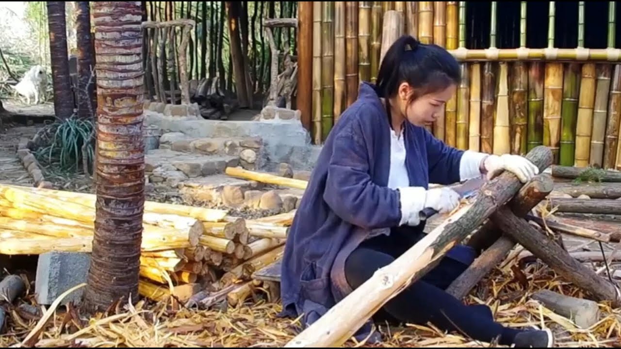 Good job！The beautiful girl works hard to build a wooden house ...