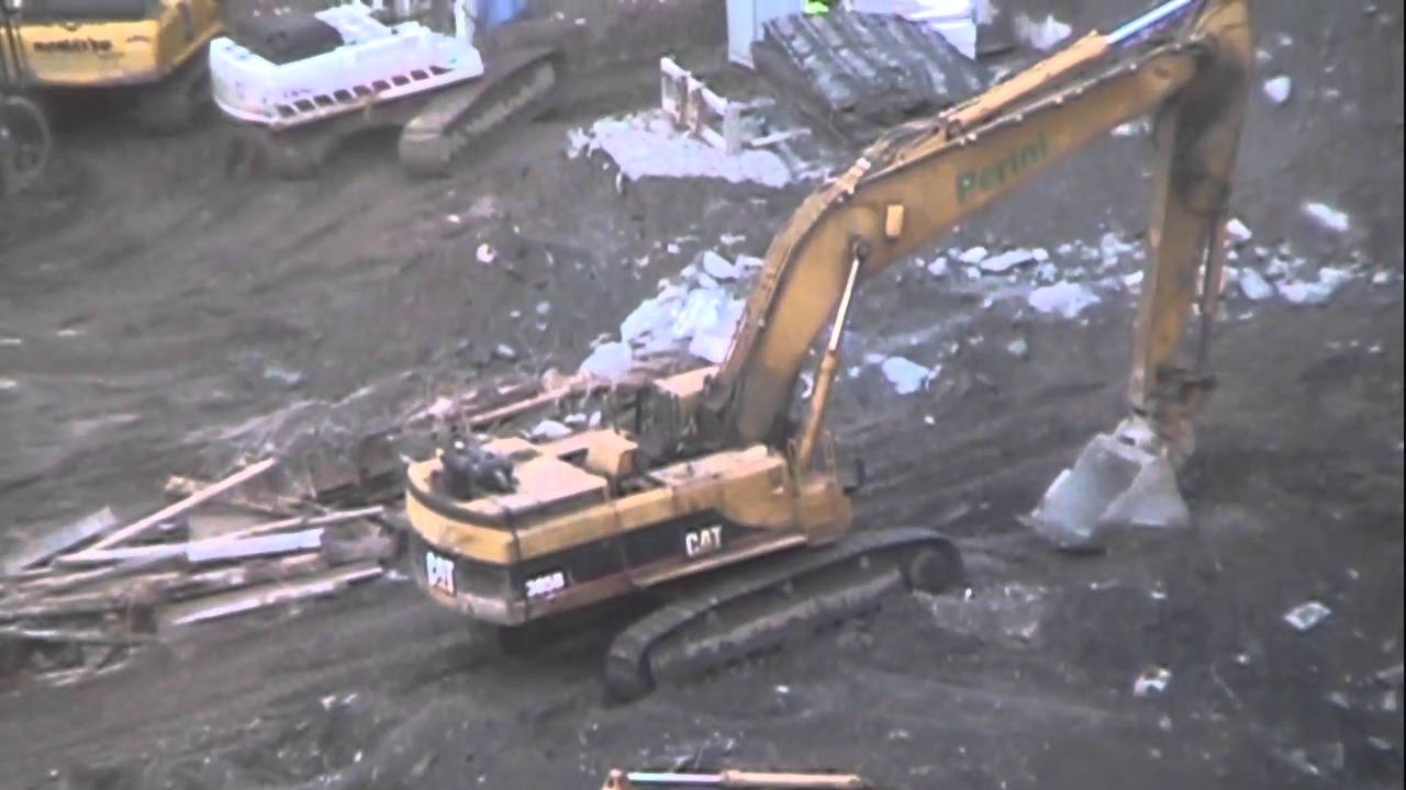 Cat 385BL leveling ground - YouTube