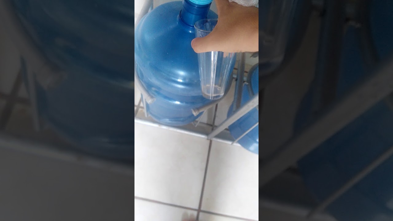 BENEFICIOS DE SERVIRTE Y BEBER UN VASO DE AGUA DE ESTA MANERA - YouTube
