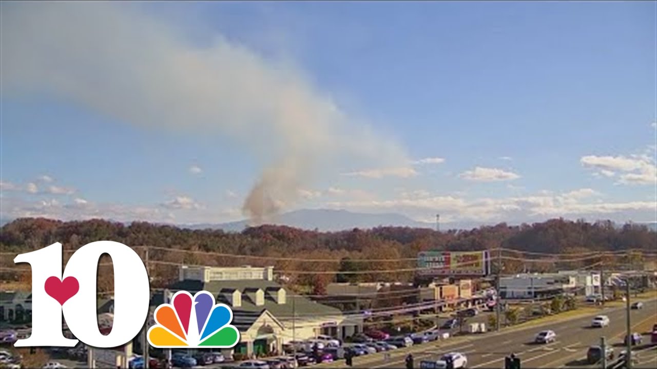 Crews respond to fire in Pigeon Forge near Dollywood - YouTube