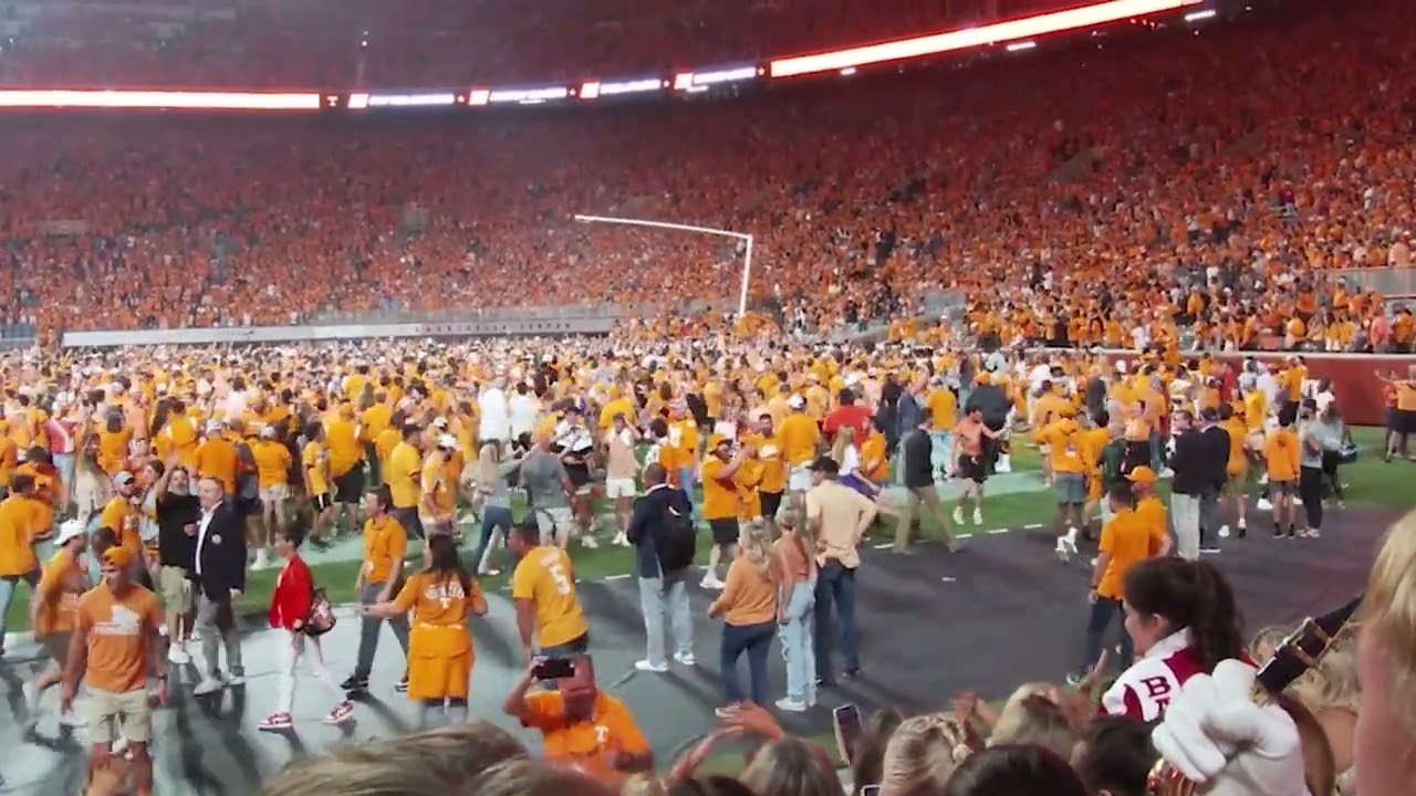 Wild Moment When Tennessee Fans Tear Down the Goal Post After Beating ...
