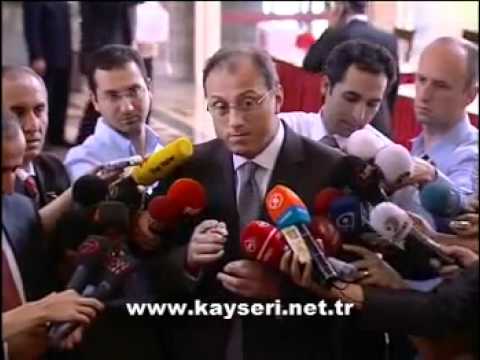 Üçgen şeklinde birbirine takan  milletvekilleri!