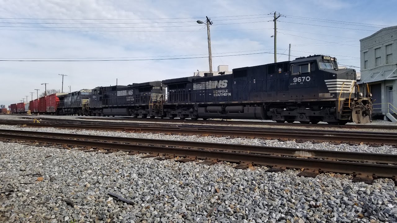 NS D9-40CW #9670 Leading 378 - YouTube