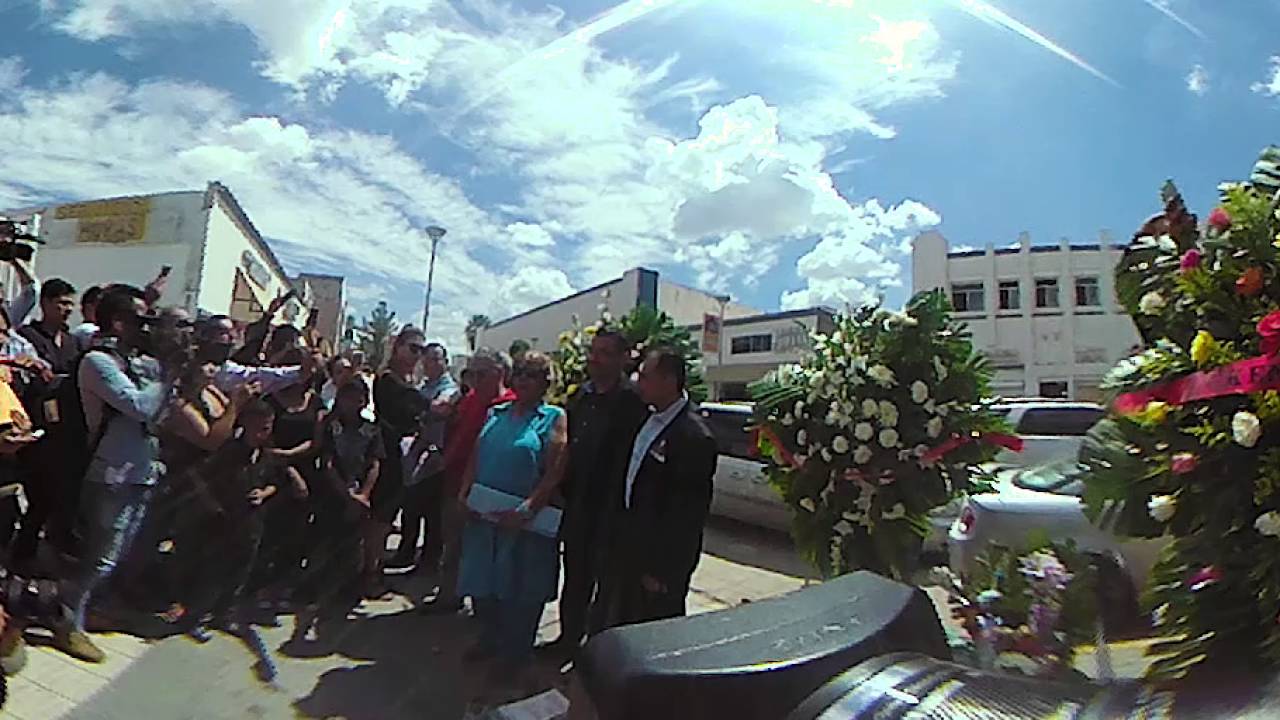 Meche Álvarez durante la ofrenda floral a Juan Gabriel en el Noa Noa ...