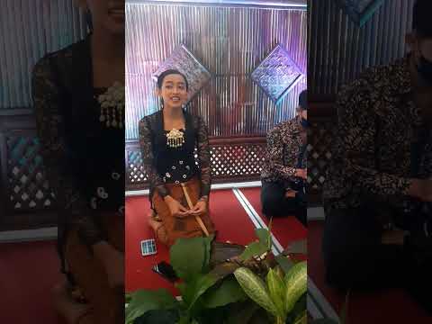 PENYANYI JAWA SINDEN PERFORM DI HOTEL ADHIWANGSA SOLO - YouTube
