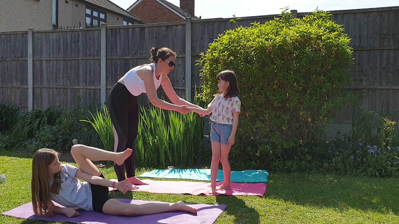 Family/partner Yoga - YouTube