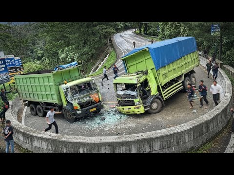 PARAH !!! AKIBAT MENGALAMI TABRAKAN KERAS, 2 Truk Hino Remuk Dibawa Melintas di Sitinjau Lauik 