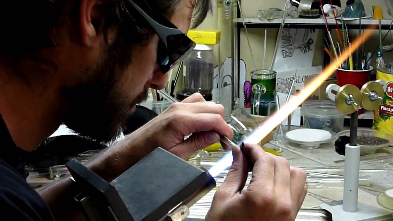 Calvin Mickle making a glass pendent. - YouTube