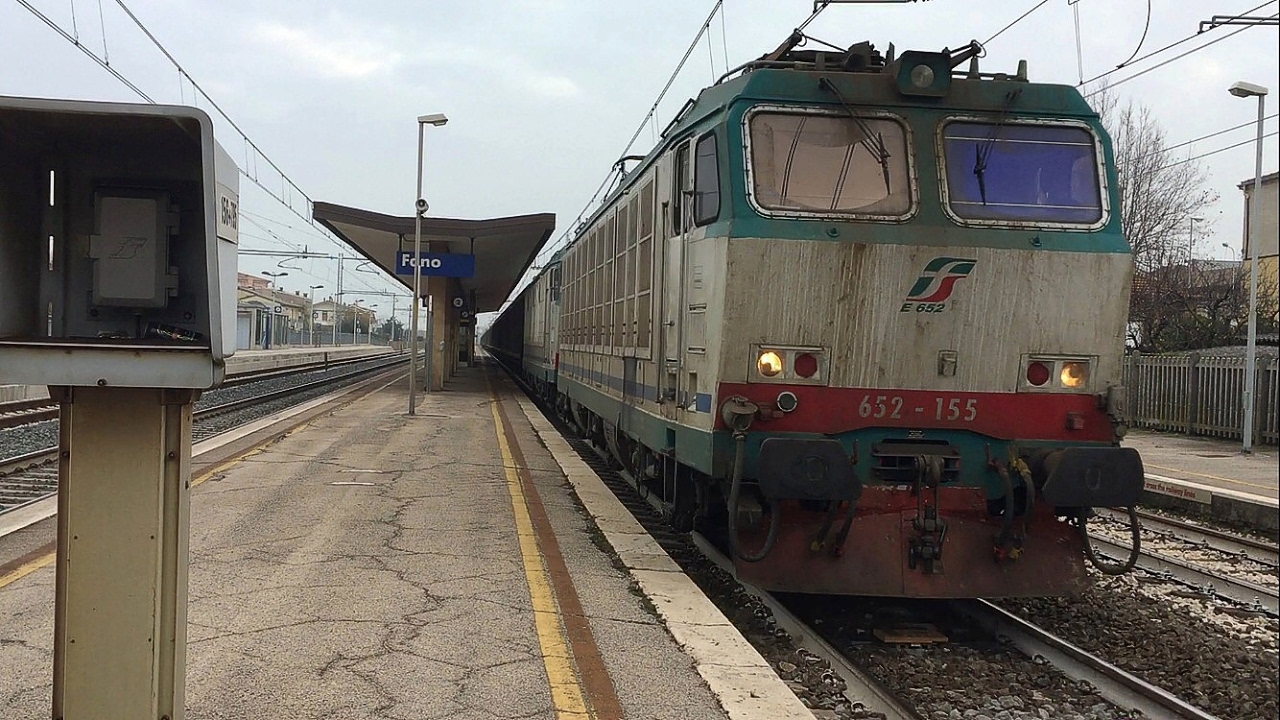 E652.155 + E652.044 di rimando sul MRV 76984 FALCONARA M. - BO. INTERPORTO, in transito a Fano ...