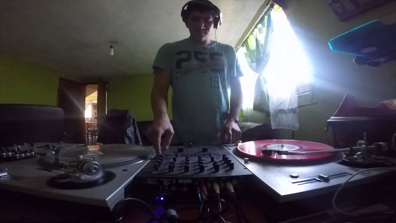 tech house live set DJ Dancer (turntable) - YouTube