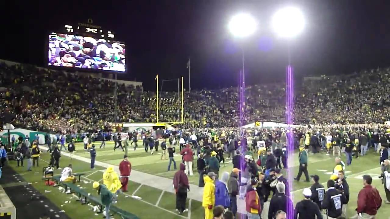 HD - The Autzen Stadium Experience - The Oregon Ducks rout USC & bedlam ...