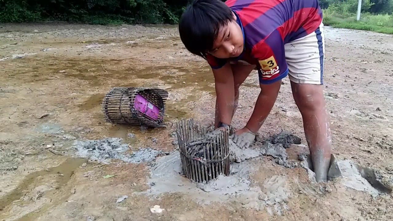 Awesome countryside boy trapping the frogs using amazing simple traps ...