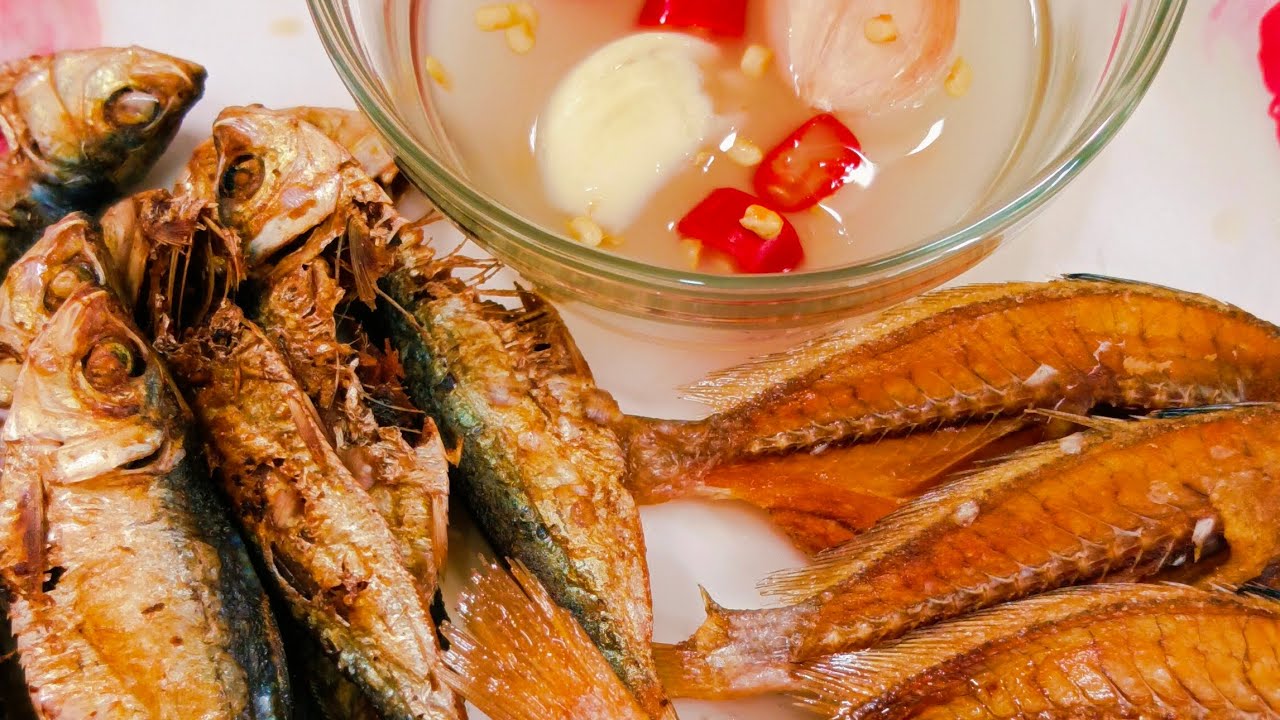 COOKING this yummy dried fish ( daing na tuyo ) with scrambled eggs ...