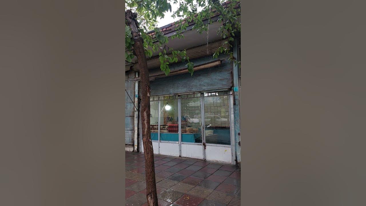 یه پیرمردی از پشت مغازه داشت خیابون و بارون رو نگاه میکرد منم ثبتش کردم