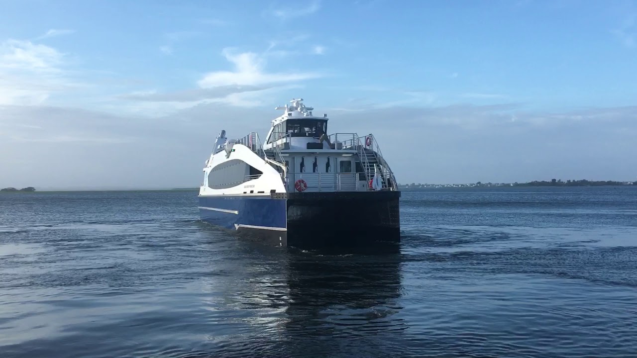 NYC Ferry 350 Pax “Ocean Queen Rockstar” at Rockaway - YouTube