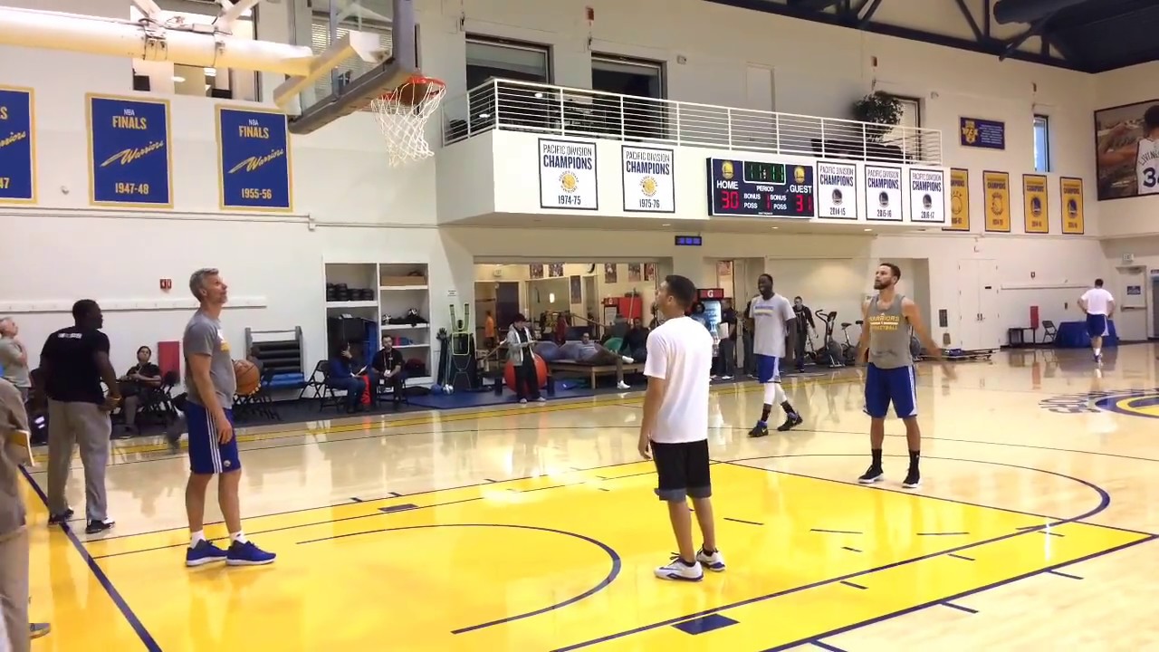 Stephen Curry shooting routine incl kickball walk-away shot, Warriors ...