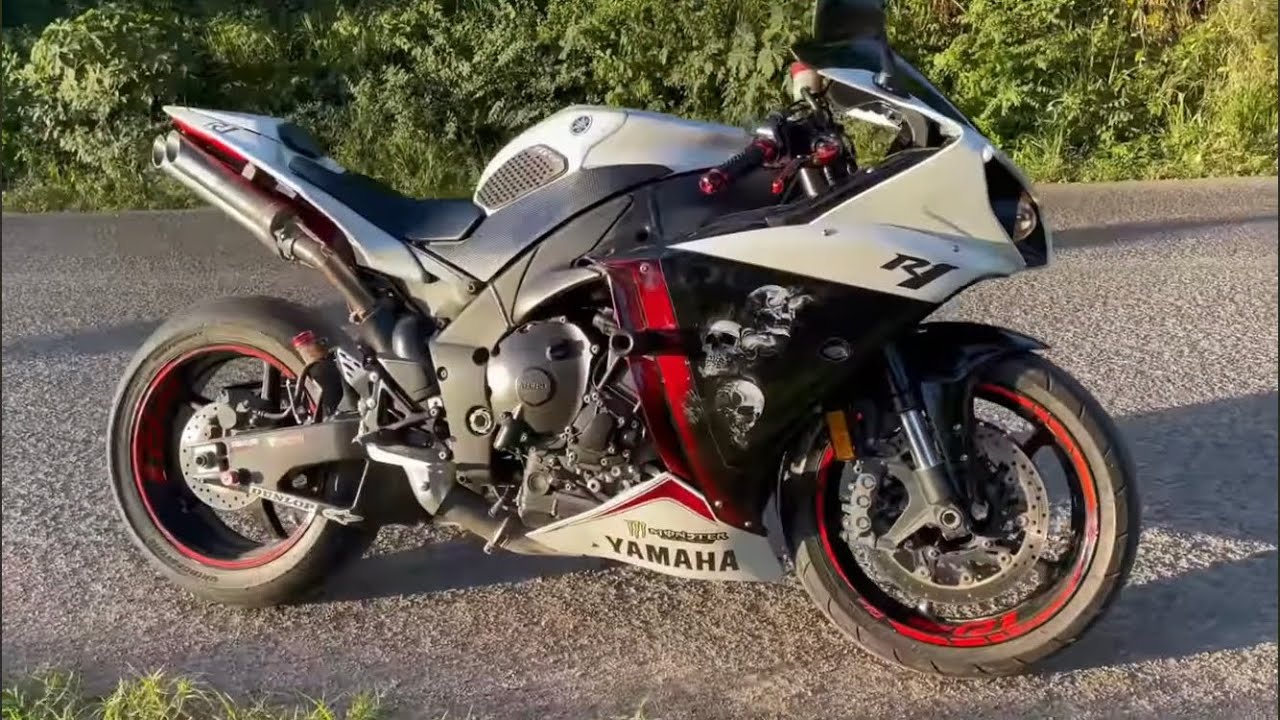 2022 Yamaha R1 Raven Edition