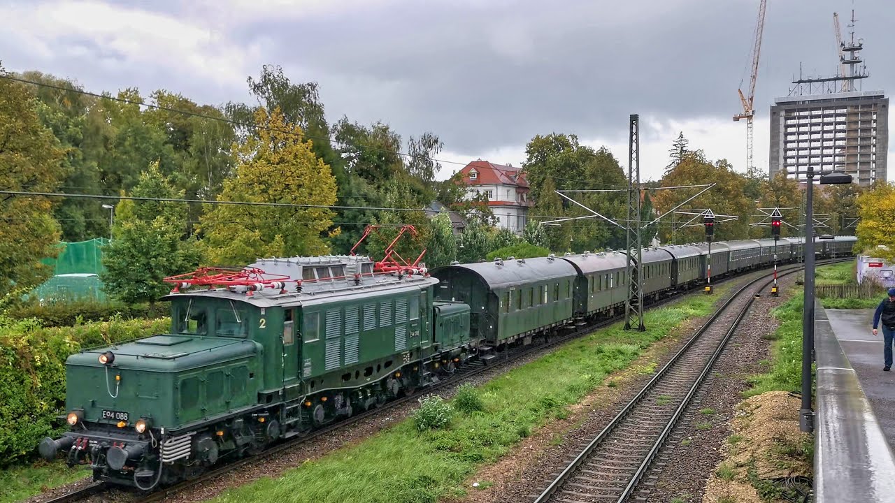 Das Krokodil 🐊 E94 088 zieht 9 historische Personenwagen bei strömendem Regen 🌧 durch ...