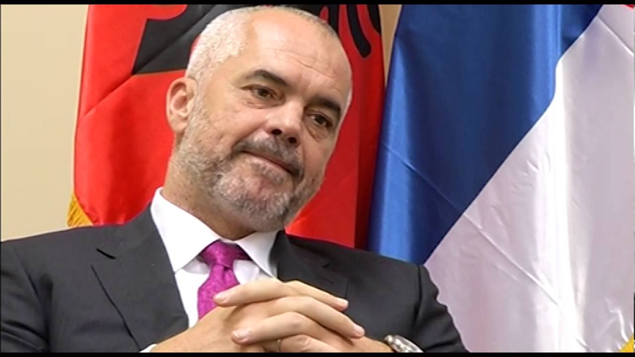 Edi Rama me gazetaret ne Serbi - YouTube