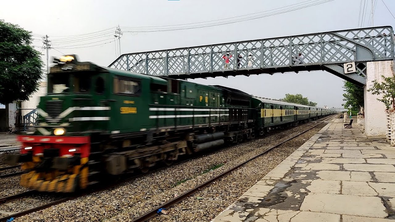 GE Locomotive Hauling 42 DN Karakoram Express Passing Shorkot Junction ...