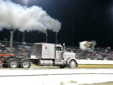 KTA 600 cummins pulling at the buck - YouTube