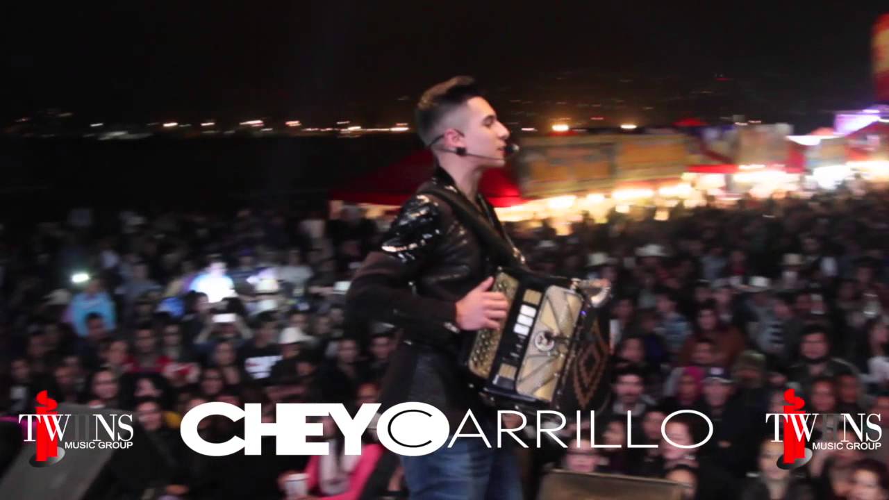 Cheyo Carrillo " Huele A Aventura " en VIVO Ensenada 2015 - YouTube